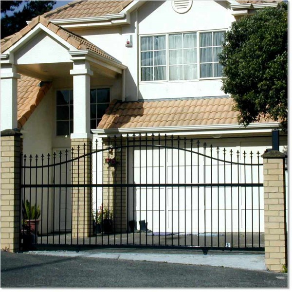 4.5M Wide & 1.8M Centre And 1.5M End Height Curved Top Sliding Gate